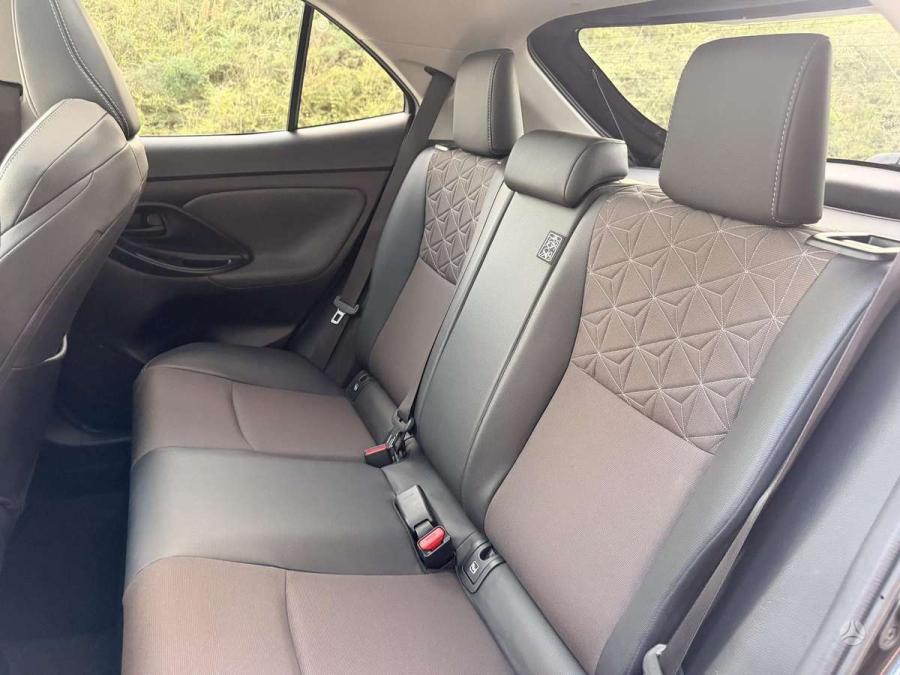 Black Toyota Yaris Cross 2021 in Vilnius, with an engine capacity of 1.49 L and mileage of 93 thousand km for 22500 €, photo 21 on AUTOMOTO.COM.LV