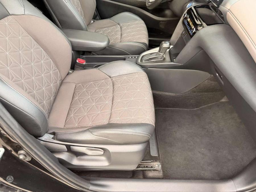Black Toyota Yaris Cross 2021 in Vilnius, with an engine capacity of 1.49 L and mileage of 93 thousand km for 22500 €, photo 25 on AUTOMOTO.COM.LV