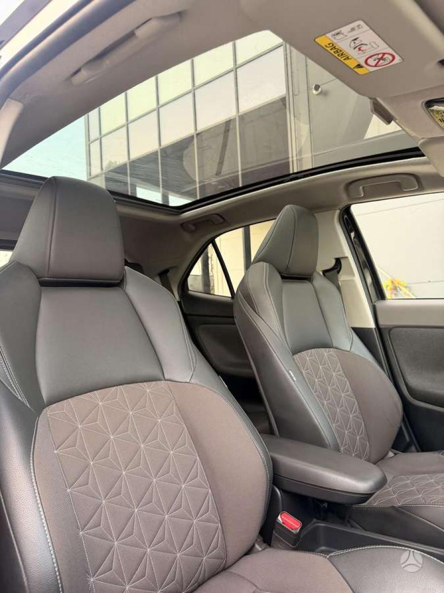 Black Toyota Yaris Cross 2021 in Vilnius, with an engine capacity of 1.49 L and mileage of 93 thousand km for 22500 €, photo 27 on AUTOMOTO.COM.LV