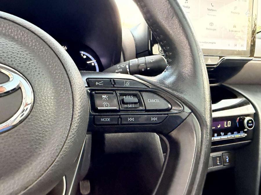 Black Toyota Yaris Cross 2021 in Vilnius, with an engine capacity of 1.49 L and mileage of 93 thousand km for 22500 €, photo 32 on AUTOMOTO.COM.LV