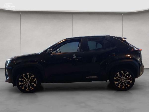 Black Toyota Yaris Cross 2022 in Kaunas, with an engine capacity of 1.50 L and mileage of 16 thousand km for 26778 €, photo 2 on AUTOMOTO.COM.LV