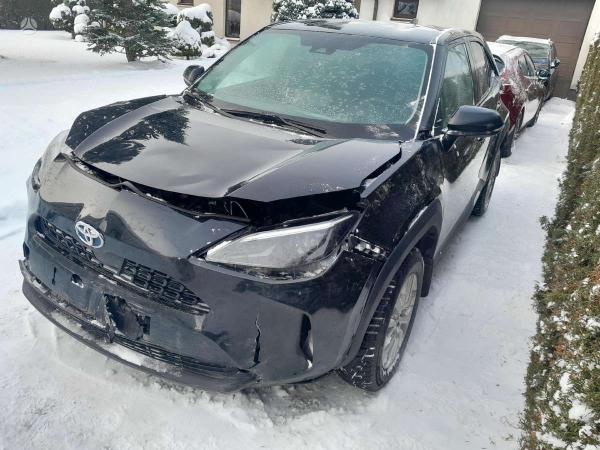 Black Toyota Yaris Cross 2022 in Siauliai, with an engine capacity of 1.50 L and mileage of 140 thousand km for 11800 €, photo 2 on AUTOMOTO.COM.LV