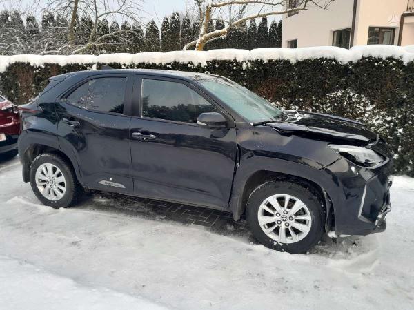 Black Toyota Yaris Cross 2022 in Siauliai, with an engine capacity of 1.50 L and mileage of 140 thousand km for 11800 €, photo 4 on AUTOMOTO.COM.LV