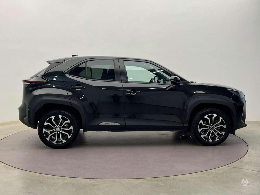 Melns Toyota Yaris Cross 2022 Panevēža, ar dzinēja tilpumu 1.49 L un nobraukumu 93 tūkst. km par 20990 €, foto 5 vietnē AUTOMOTO.COM.LV