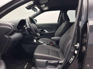 Melns Toyota Yaris Cross 2022 Panevēža, ar dzinēja tilpumu 1.49 L un nobraukumu 93 tūkst. km par 20990 €, foto 10 vietnē AUTOMOTO.COM.LV