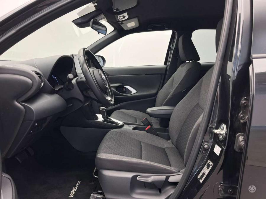 Melns Toyota Yaris Cross 2022 Panevēža, ar dzinēja tilpumu 1.49 L un nobraukumu 93 tūkst. km par 20990 €, foto 10 vietnē AUTOMOTO.COM.LV