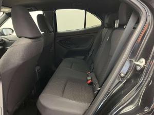 Melns Toyota Yaris Cross 2022 Panevēža, ar dzinēja tilpumu 1.49 L un nobraukumu 93 tūkst. km par 20990 €, foto 13 vietnē AUTOMOTO.COM.LV