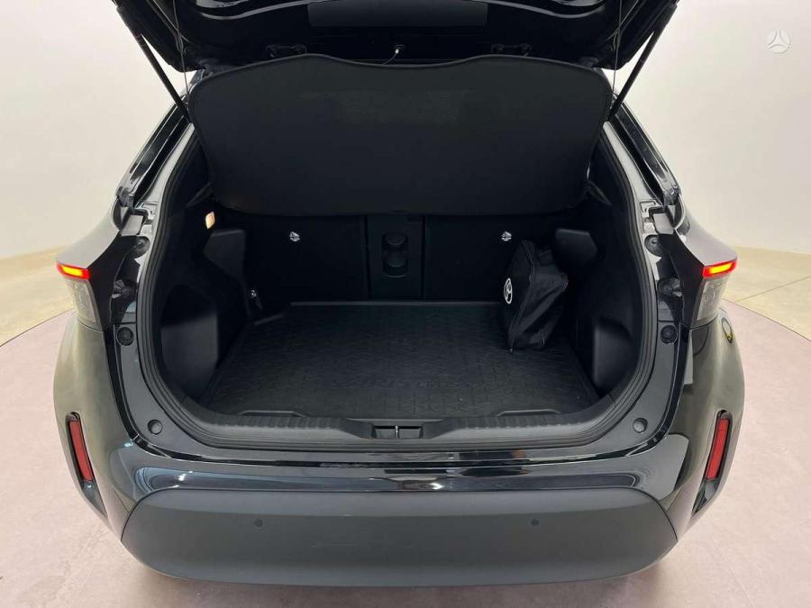 Melns Toyota Yaris Cross 2022 Panevēža, ar dzinēja tilpumu 1.49 L un nobraukumu 93 tūkst. km par 20990 €, foto 14 vietnē AUTOMOTO.COM.LV