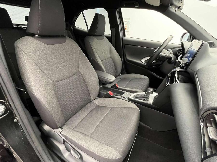 Melns Toyota Yaris Cross 2022 Panevēža, ar dzinēja tilpumu 1.49 L un nobraukumu 93 tūkst. km par 20990 €, foto 17 vietnē AUTOMOTO.COM.LV
