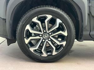 Melns Toyota Yaris Cross 2022 Panevēža, ar dzinēja tilpumu 1.49 L un nobraukumu 93 tūkst. km par 20990 €, foto 38 vietnē AUTOMOTO.COM.LV