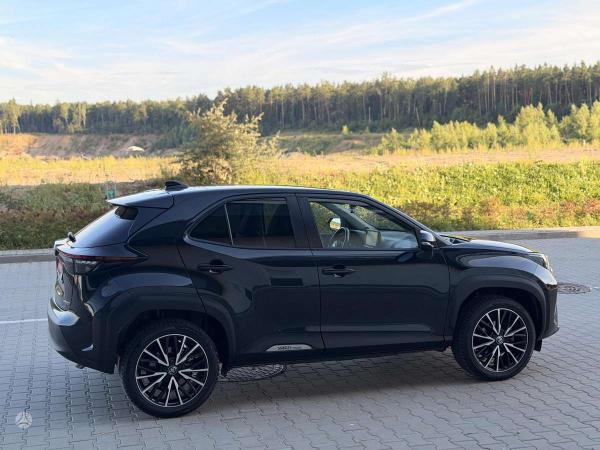 Melns Toyota Yaris Cross 2022 Viļņa, ar dzinēja tilpumu 1.49 L un nobraukumu 93 tūkst. km par 22500 €, foto 5 vietnē AUTOMOTO.COM.LV