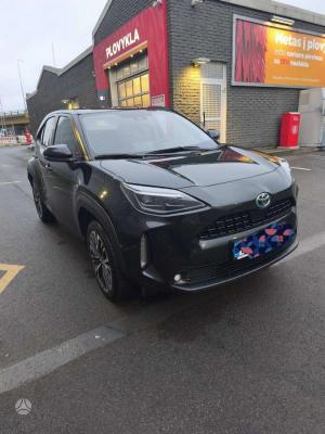 Black Toyota Yaris Cross 2023 in Vilnius, with an engine capacity of 1.49 L and mileage of 67 thousand km for 25800 €, photo  on AUTOMOTO.COM.LV