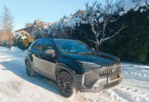 Black Toyota Yaris Cross 2023 in Vilnius, with an engine capacity of 1.49 L and mileage of 28 thousand km for 24500 €, photo  on AUTOMOTO.COM.LV