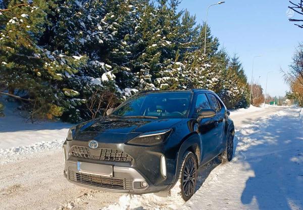 Black Toyota Yaris Cross 2023 in Vilnius, with an engine capacity of 1.49 L and mileage of 28 thousand km for 24500 €, photo 2 on AUTOMOTO.COM.LV