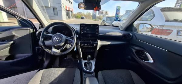 Black Toyota Yaris Cross 2023 in Vilnius, with an engine capacity of 1.50 L and mileage of 138 thousand km for 17500 €, photo 7 on AUTOMOTO.COM.LV