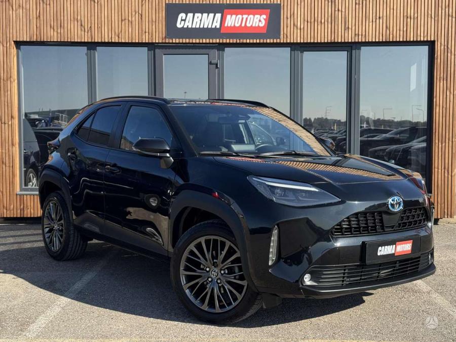 Черный Тойота Yaris Cross 2023 в Вильнюс, объемом двигателя 1.50 л и пробегом 55 тыс. км за 19690 €, фото 1 на AUTOMOTO.COM.LV