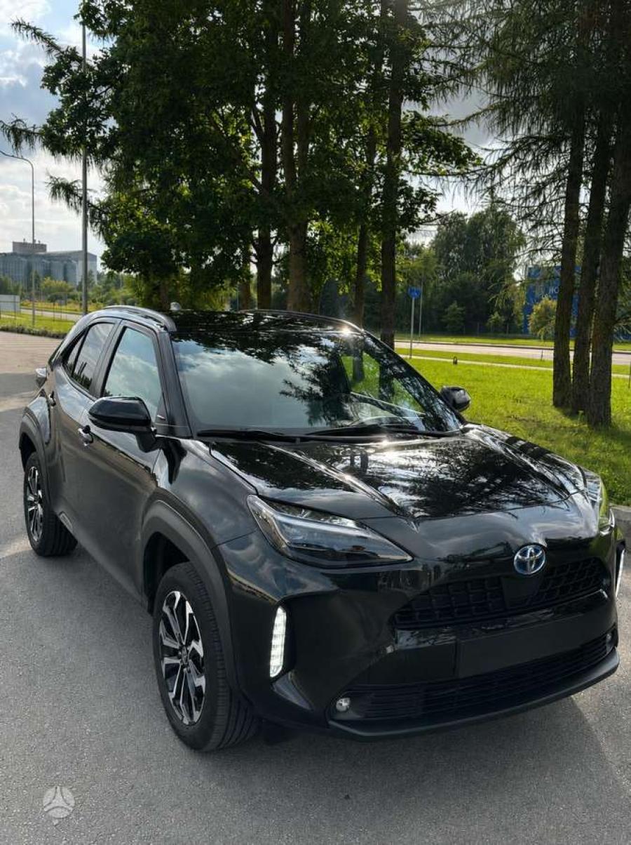 Melns Toyota Yaris Cross 2023 Panevēža, ar dzinēja tilpumu 1.50 L un nobraukumu 85 tūkst. km par 18350 €, foto 1 vietnē AUTOMOTO.COM.LV