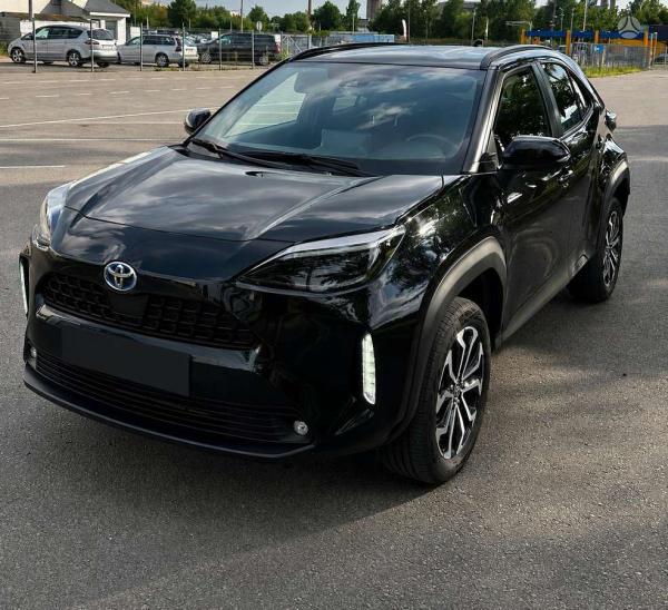 Black Toyota Yaris Cross 2023 in Panevezys, with an engine capacity of 1.50 L and mileage of 85 thousand km for 18350 €, photo 2 on AUTOMOTO.COM.LV