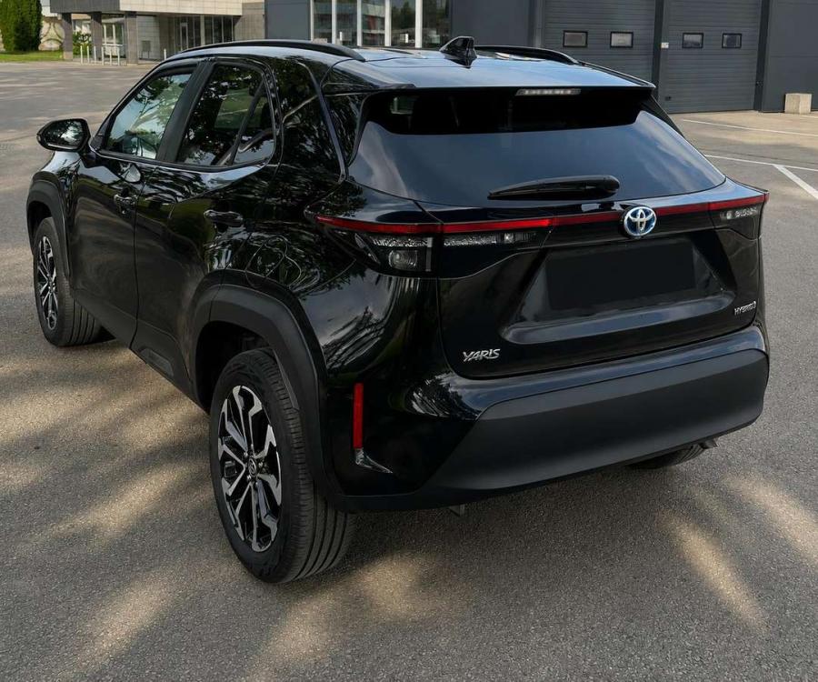 Melns Toyota Yaris Cross 2023 Panevēža, ar dzinēja tilpumu 1.50 L un nobraukumu 85 tūkst. km par 18350 €, foto 4 vietnē AUTOMOTO.COM.LV