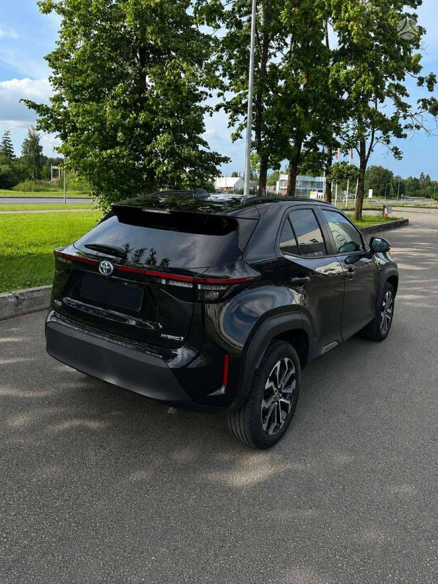 Melns Toyota Yaris Cross 2023 Panevēža, ar dzinēja tilpumu 1.50 L un nobraukumu 85 tūkst. km par 18350 €, foto 5 vietnē AUTOMOTO.COM.LV