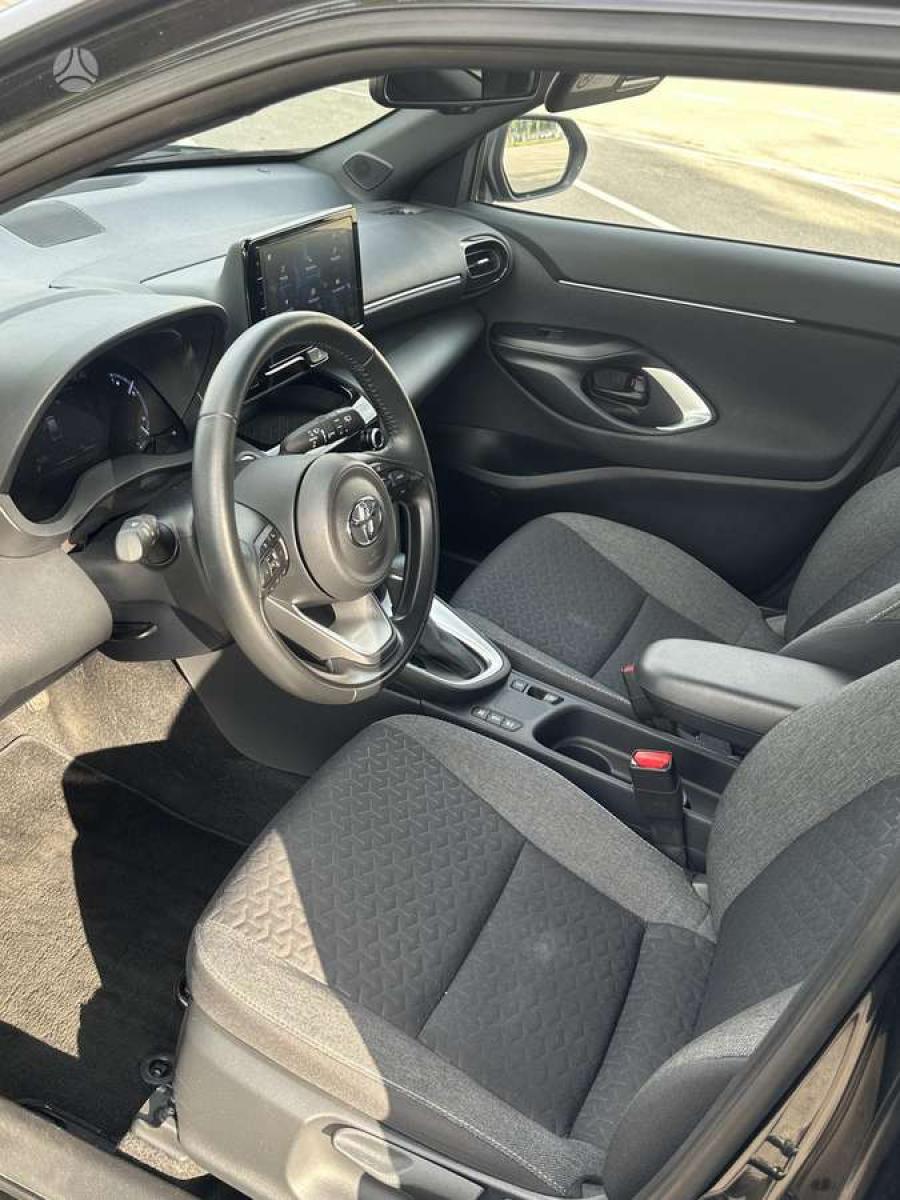 Melns Toyota Yaris Cross 2023 Panevēža, ar dzinēja tilpumu 1.50 L un nobraukumu 85 tūkst. km par 18350 €, foto 6 vietnē AUTOMOTO.COM.LV