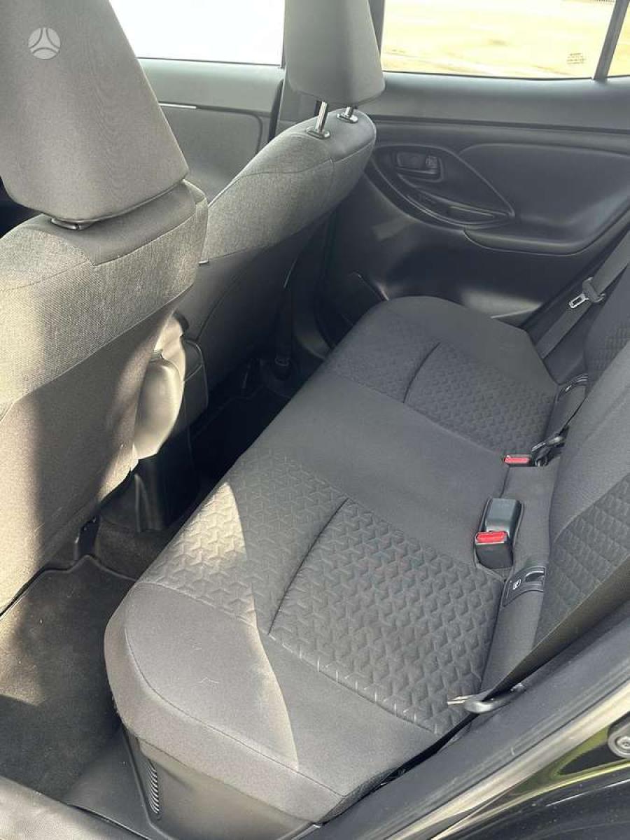 Melns Toyota Yaris Cross 2023 Panevēža, ar dzinēja tilpumu 1.50 L un nobraukumu 85 tūkst. km par 18350 €, foto 7 vietnē AUTOMOTO.COM.LV