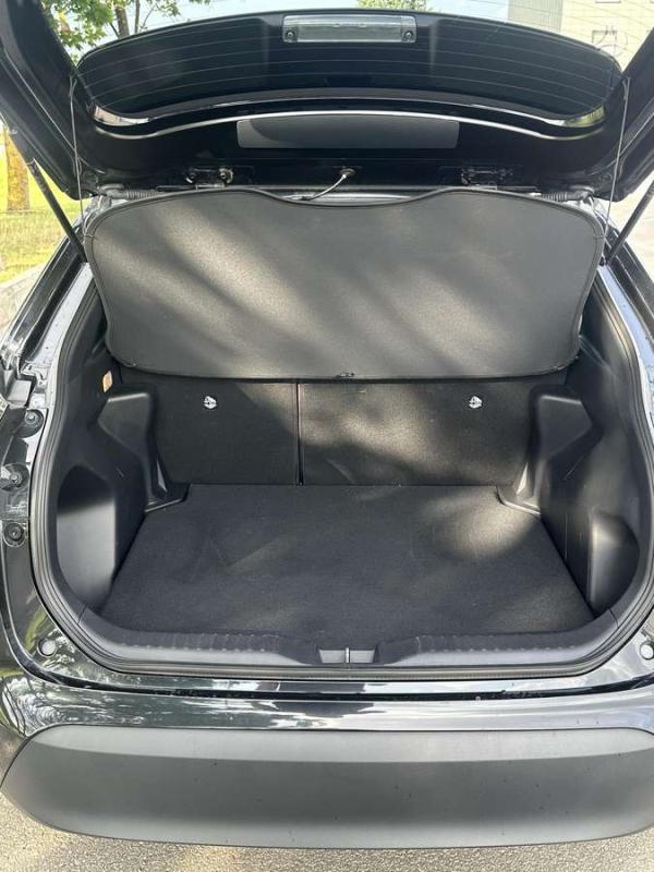 Black Toyota Yaris Cross 2023 in Panevezys, with an engine capacity of 1.50 L and mileage of 85 thousand km for 18350 €, photo 8 on AUTOMOTO.COM.LV