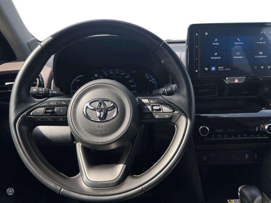 Melns Toyota Yaris Cross 2023 Klaipėda, ar dzinēja tilpumu 1.49 L un nobraukumu 33 tūkst. km par 25900 €, foto 10 vietnē AUTOMOTO.COM.LV