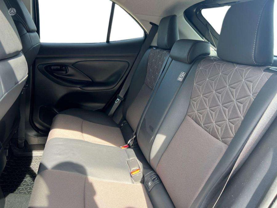 Melns Toyota Yaris Cross 2023 Klaipėda, ar dzinēja tilpumu 1.49 L un nobraukumu 33 tūkst. km par 25900 €, foto 20 vietnē AUTOMOTO.COM.LV