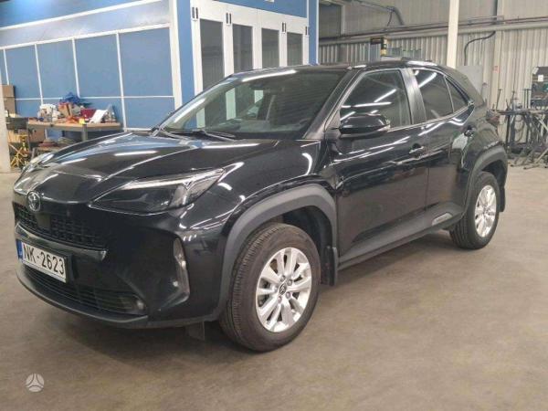Black Toyota Yaris Cross 2023 in Vilnius, with an engine capacity of 1.50 L and mileage of 151 thousand km for 16950 €, photo 3 on AUTOMOTO.COM.LV