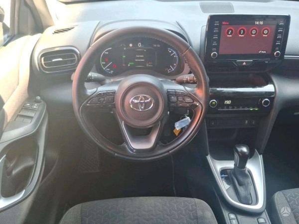 Black Toyota Yaris Cross 2023 in Vilnius, with an engine capacity of 1.50 L and mileage of 151 thousand km for 16950 €, photo 5 on AUTOMOTO.COM.LV