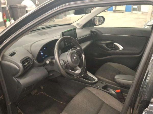 Black Toyota Yaris Cross 2023 in Vilnius, with an engine capacity of 1.50 L and mileage of 151 thousand km for 16950 €, photo 6 on AUTOMOTO.COM.LV