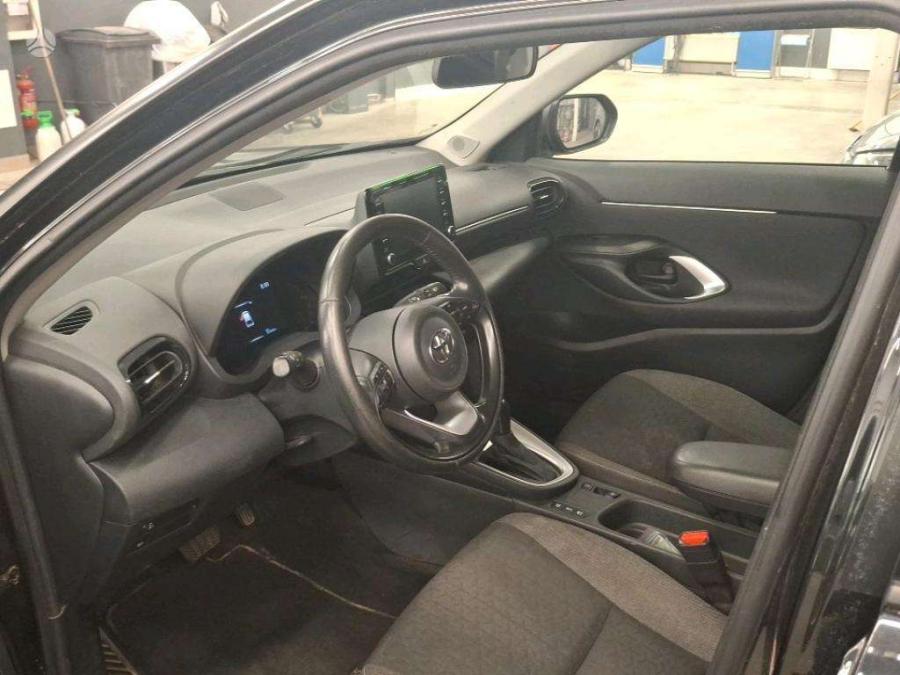 Melns Toyota Yaris Cross 2023 Viļņa, ar dzinēja tilpumu 1.50 L un nobraukumu 151 tūkst. km par 16950 €, foto 6 vietnē AUTOMOTO.COM.LV