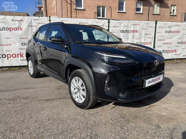 Melns Toyota Yaris Cross 2024 Viļņa, ar dzinēja tilpumu 1.50 L un nobraukumu 33 tūkst. km par 21400 €, foto 2 vietnē AUTOMOTO.COM.LV