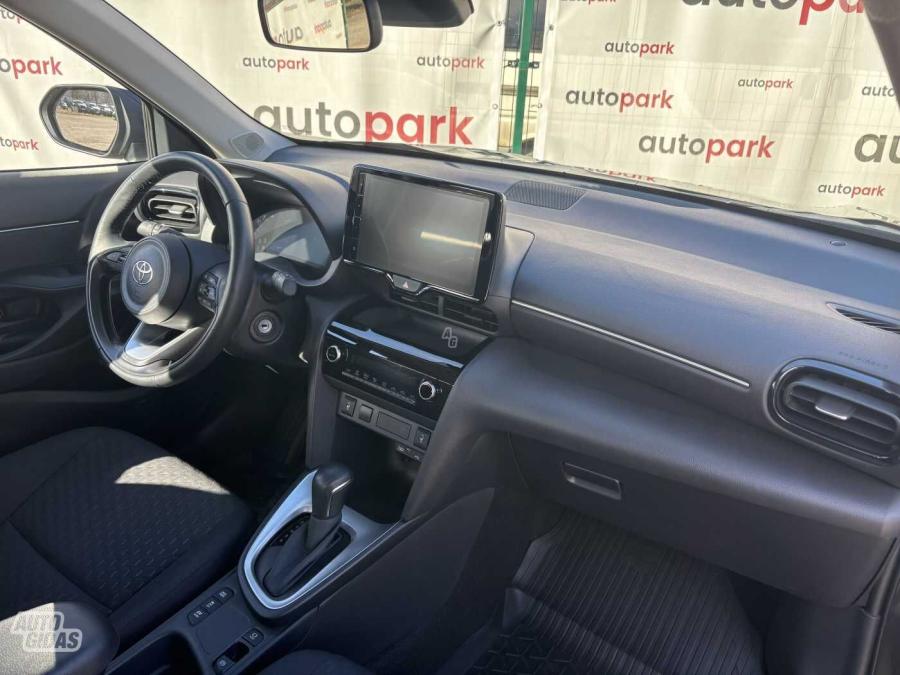Черный Тойота Yaris Cross 2024 в Вильнюс, объемом двигателя 1.50 л и пробегом 33 тыс. км за 21400 €, фото 8 на AUTOMOTO.COM.LV