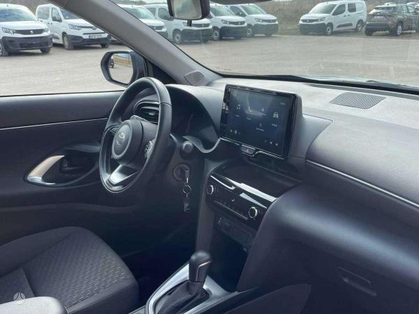 Черный Тойота Yaris Cross 2024 в Укмерге, объемом двигателя 1.49 л и пробегом 40 тыс. км за 20500 €, фото 8 на AUTOMOTO.COM.LV
