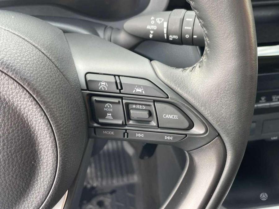 Черный Тойота Yaris Cross 2024 в Укмерге, объемом двигателя 1.49 л и пробегом 40 тыс. км за 20500 €, фото 15 на AUTOMOTO.COM.LV