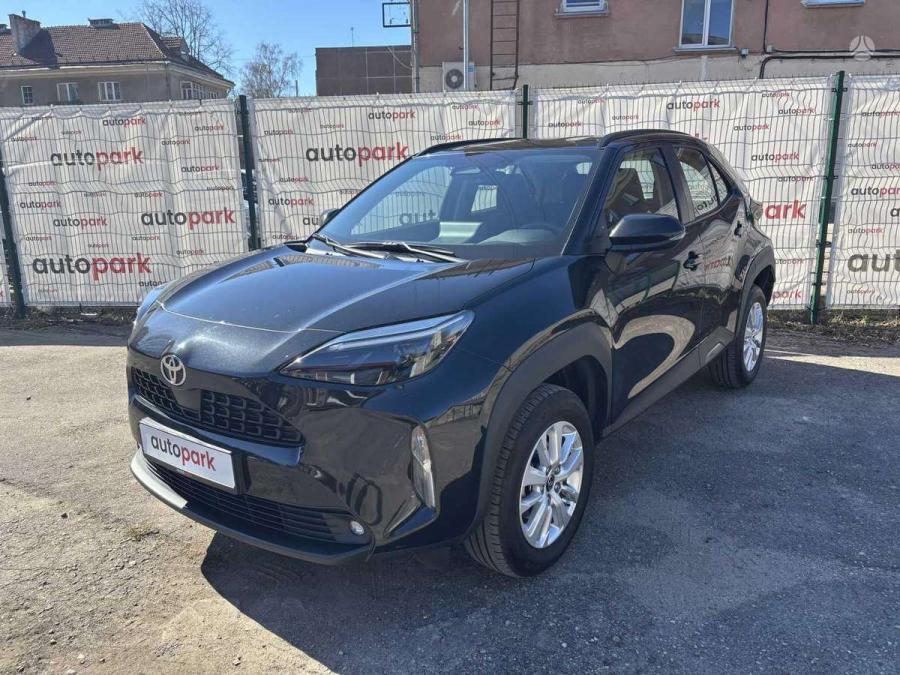 Черный Тойота Yaris Cross 2024 в Клайпеда, объемом двигателя 1.49 л и пробегом 33 тыс. км за 21400 €, фото 1 на AUTOMOTO.COM.LV