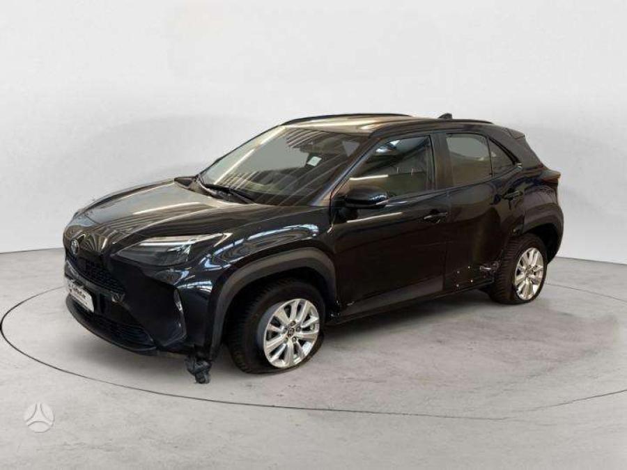 Черный Тойота Yaris Cross 2024 в Таураге, объемом двигателя 1.49 л и пробегом 52 тыс. км за 13499 €, фото 1 на AUTOMOTO.COM.LV