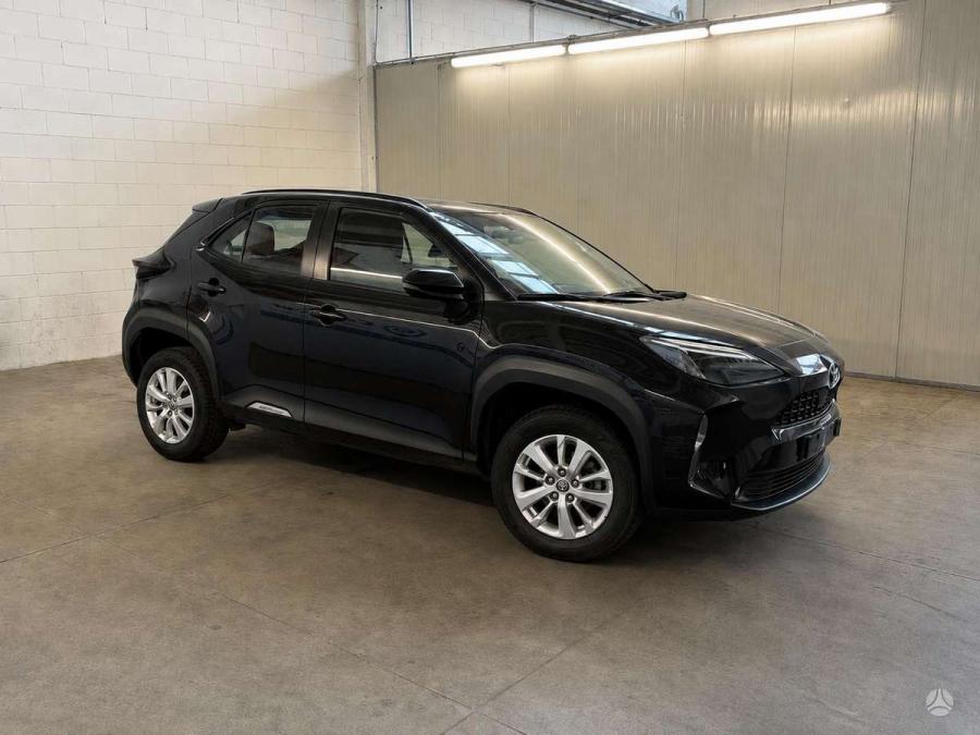 Черный Тойота Yaris Cross 2024 в Таураге, объемом двигателя 1.49 л и пробегом 52 тыс. км за 13499 €, фото 3 на AUTOMOTO.COM.LV