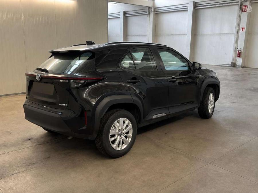 Черный Тойота Yaris Cross 2024 в Таураге, объемом двигателя 1.49 л и пробегом 52 тыс. км за 13499 €, фото 4 на AUTOMOTO.COM.LV