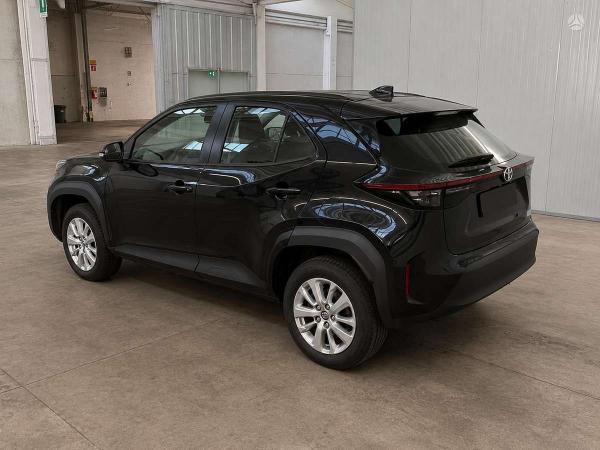Черный Тойота Yaris Cross 2024 в Таураге, объемом двигателя 1.49 л и пробегом 52 тыс. км за 13499 €, фото 4 на AUTOMOTO.COM.LV