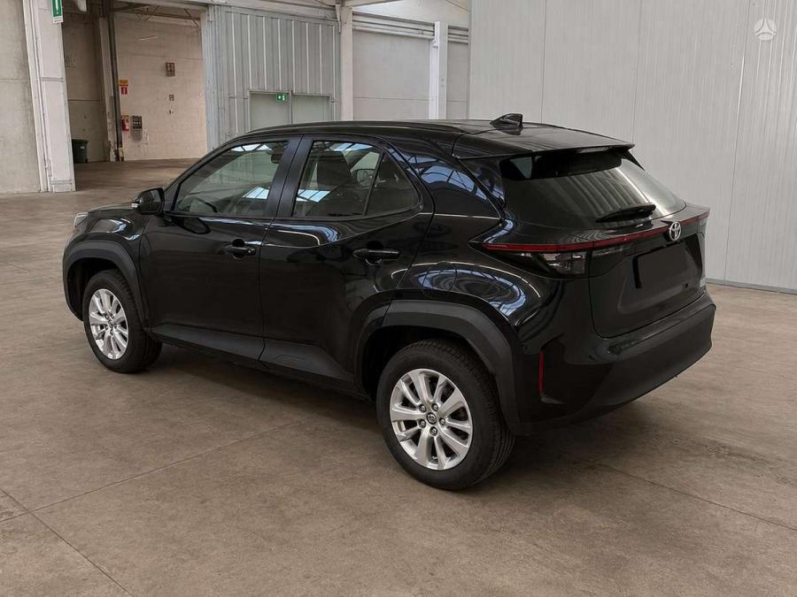 Черный Тойота Yaris Cross 2024 в Таураге, объемом двигателя 1.49 л и пробегом 52 тыс. км за 13499 €, фото 5 на AUTOMOTO.COM.LV