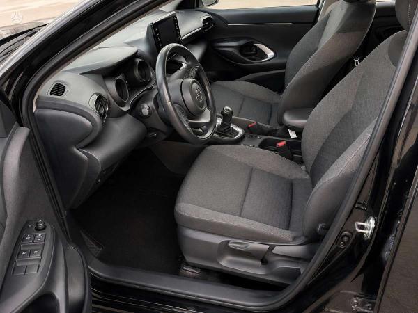 Черный Тойота Yaris Cross 2024 в Таураге, объемом двигателя 1.49 л и пробегом 52 тыс. км за 13499 €, фото 5 на AUTOMOTO.COM.LV