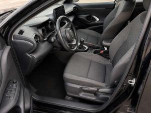 Черный Тойота Yaris Cross 2024 в Таураге, объемом двигателя 1.49 л и пробегом 52 тыс. км за 13499 €, фото 6 на AUTOMOTO.COM.LV