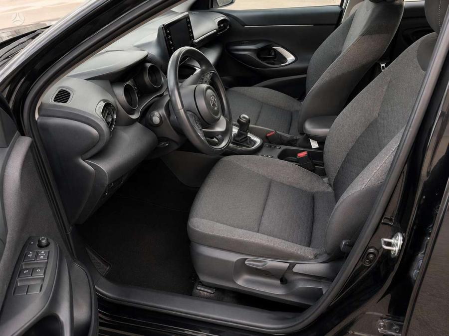 Черный Тойота Yaris Cross 2024 в Таураге, объемом двигателя 1.49 л и пробегом 52 тыс. км за 13499 €, фото 6 на AUTOMOTO.COM.LV