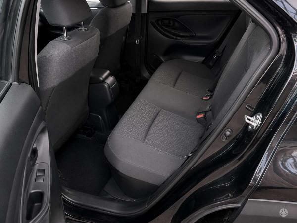 Черный Тойота Yaris Cross 2024 в Таураге, объемом двигателя 1.49 л и пробегом 52 тыс. км за 13499 €, фото 6 на AUTOMOTO.COM.LV