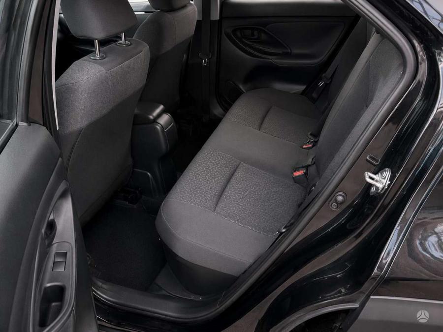 Черный Тойота Yaris Cross 2024 в Таураге, объемом двигателя 1.49 л и пробегом 52 тыс. км за 13499 €, фото 7 на AUTOMOTO.COM.LV