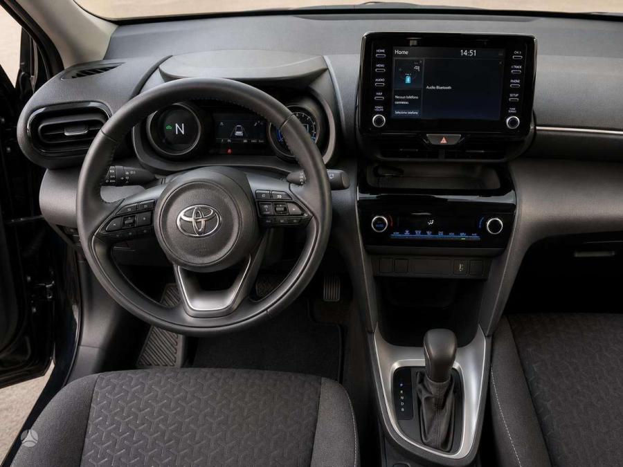 Черный Тойота Yaris Cross 2024 в Таураге, объемом двигателя 1.49 л и пробегом 52 тыс. км за 13499 €, фото 8 на AUTOMOTO.COM.LV