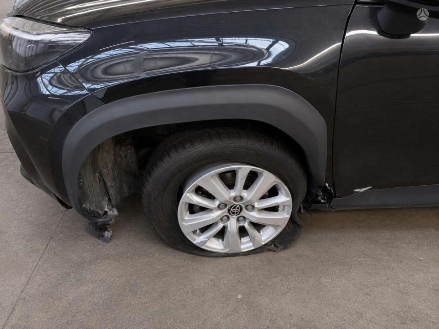 Черный Тойота Yaris Cross 2024 в Таураге, объемом двигателя 1.49 л и пробегом 52 тыс. км за 13499 €, фото 13 на AUTOMOTO.COM.LV